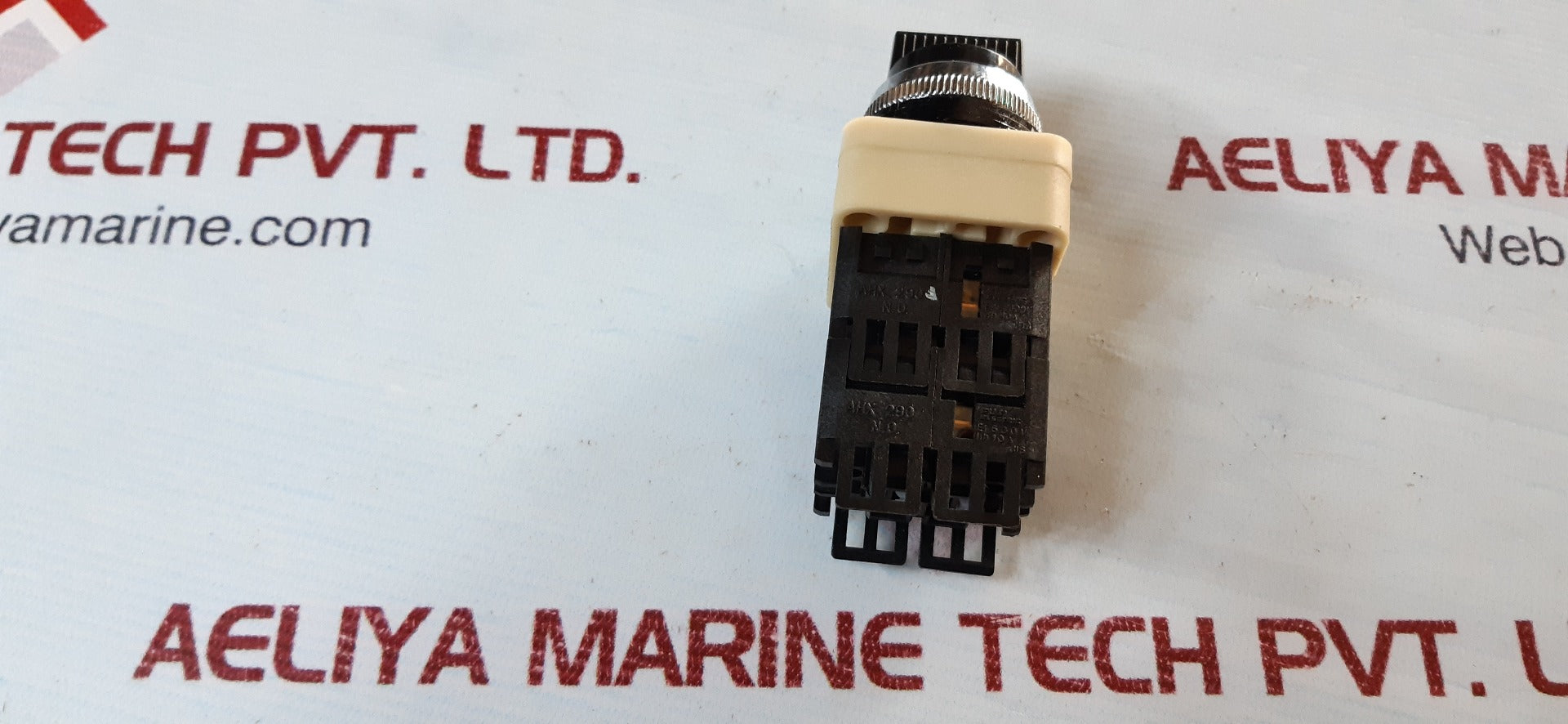 Fuji electric ah30-p1 command switch – Aeliya Marine Tech