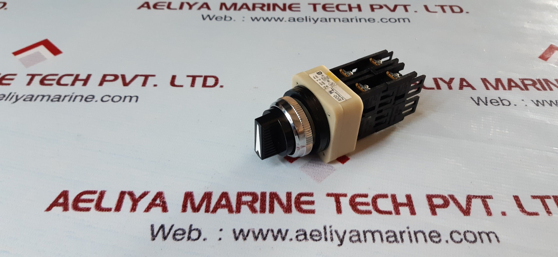 Fuji electric ah30-p1 command switch – Aeliya Marine Tech