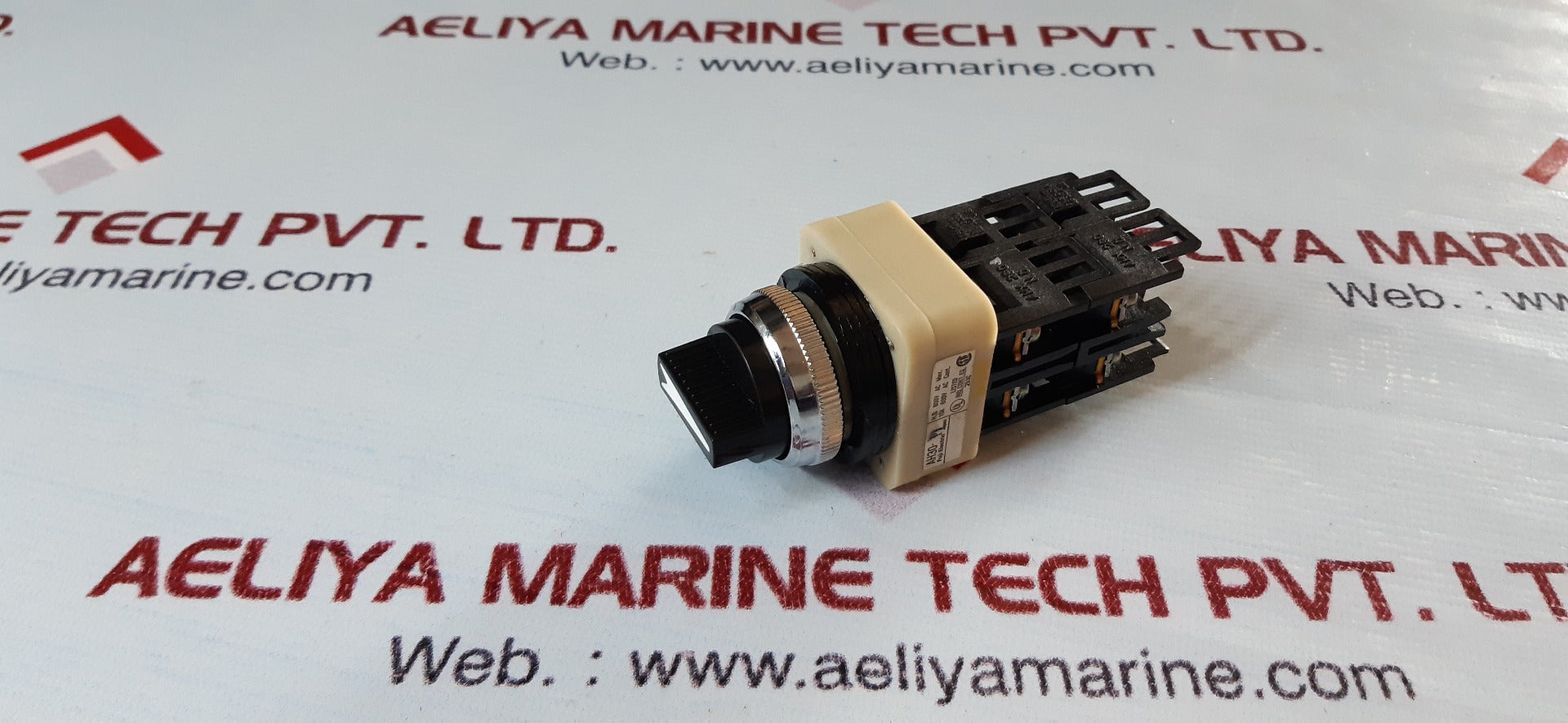 Fuji electric ah30-p1 command switch – Aeliya Marine Tech