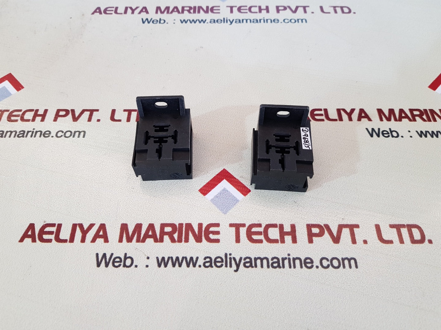 Liebherr 3334485008 relay socket – Aeliya Marine Tech