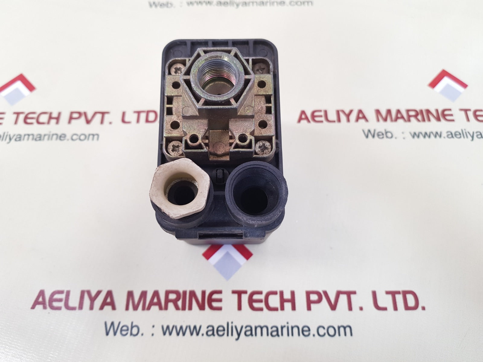 Telemecanique Square D Xmx Pressure Switch 240V – Aeliya Marine Tech