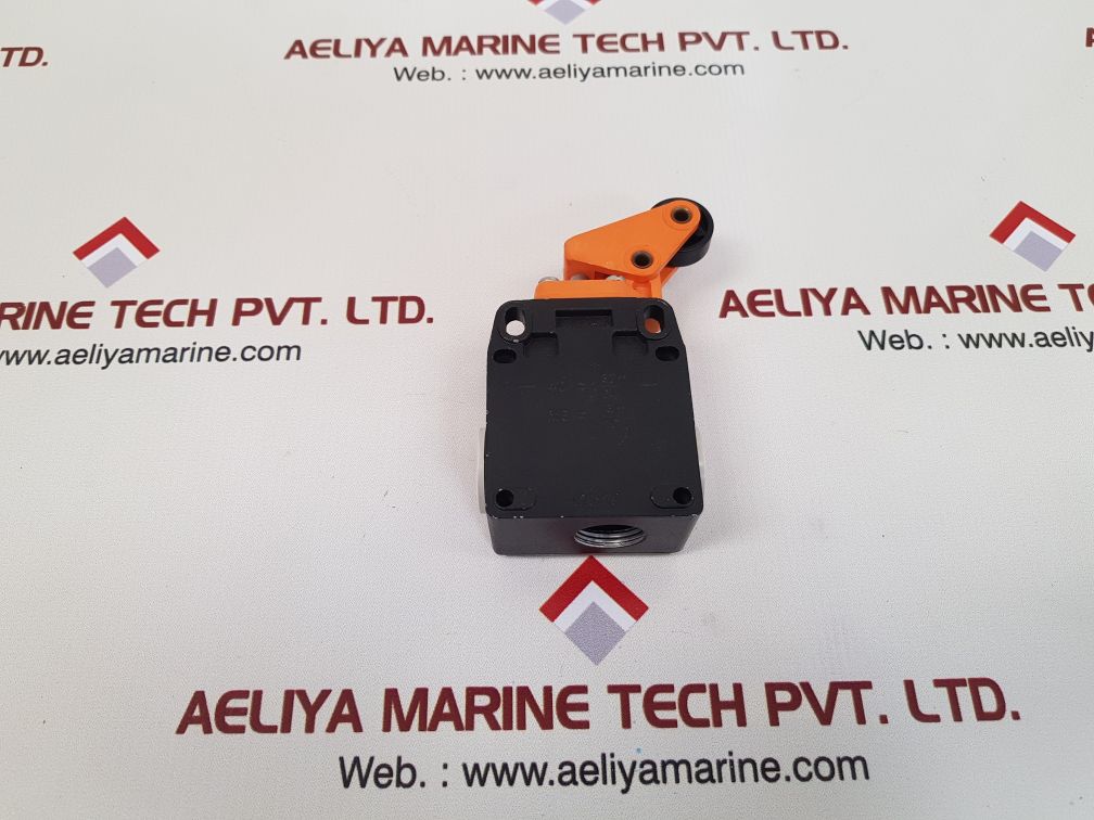 Siemens 3se2 100-7c limit switch with rollers – Aeliya Marine Tech