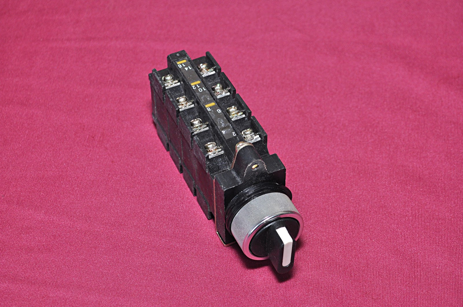 Fuji electric ak22 selector switch – Aeliya Marine Tech