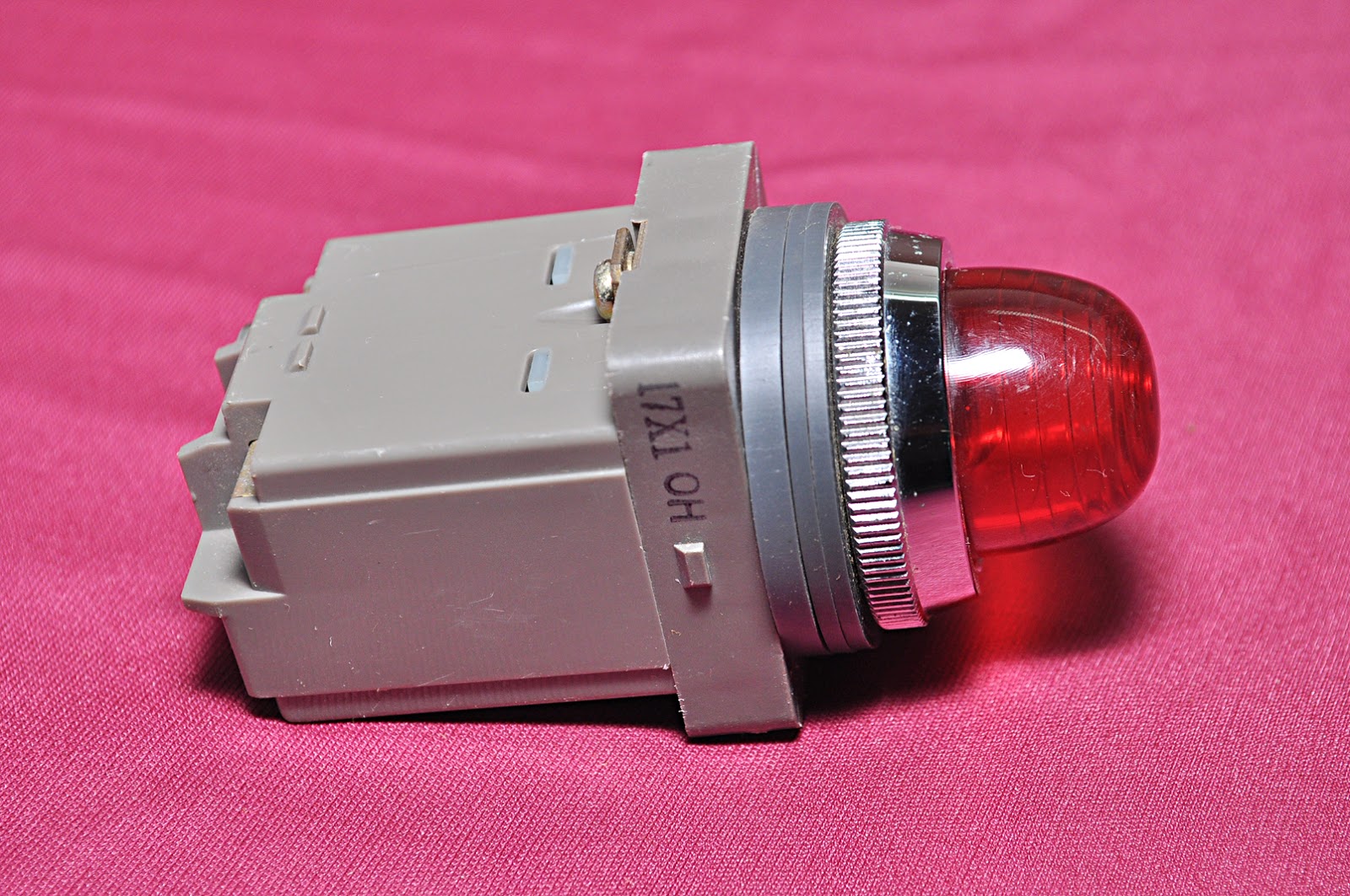 IZUMI IDEC PRIMARY RED LAMP – Aeliya Marine Tech