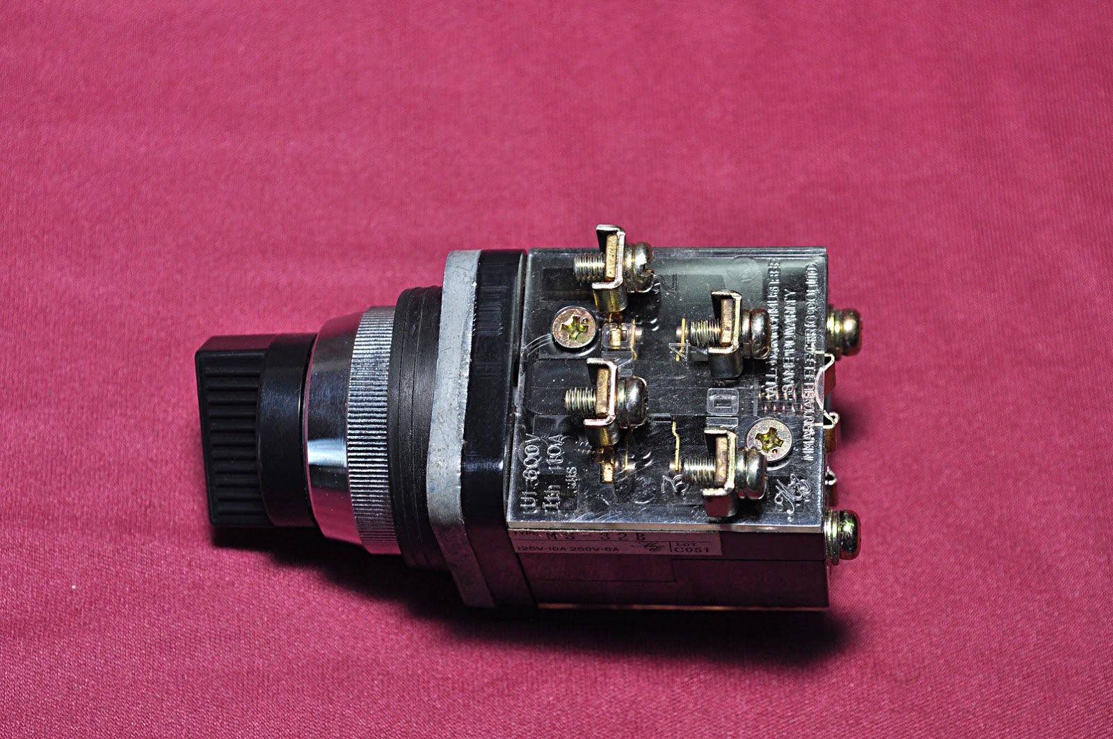 BLACK SELECTOR SWITCH 022-2 POSITION – Aeliya Marine Tech®