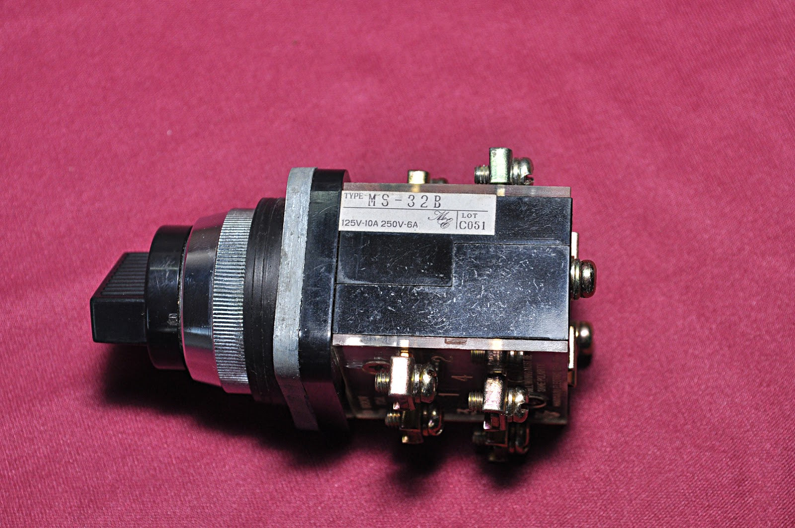 BLACK SELECTOR SWITCH 022-2 POSITION – Aeliya Marine Tech®