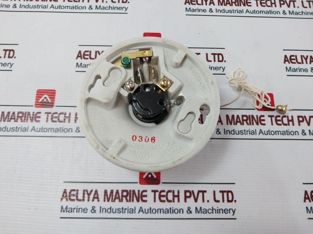 Weico 8407D-7P Lamp Holder 15A 125V 250W – Aeliya Marine Tech