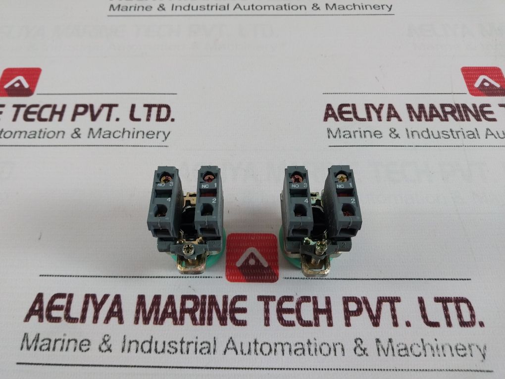 Lot Of 5X Xb4-bp35 Iec/En60947-5-1 Push Button Switch Xb4-be101 ...