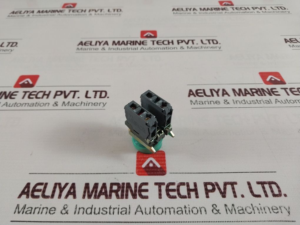 Lot Of 5X Xb4-bp35 Iec/En60947-5-1 Push Button Switch Xb4-be101 ...